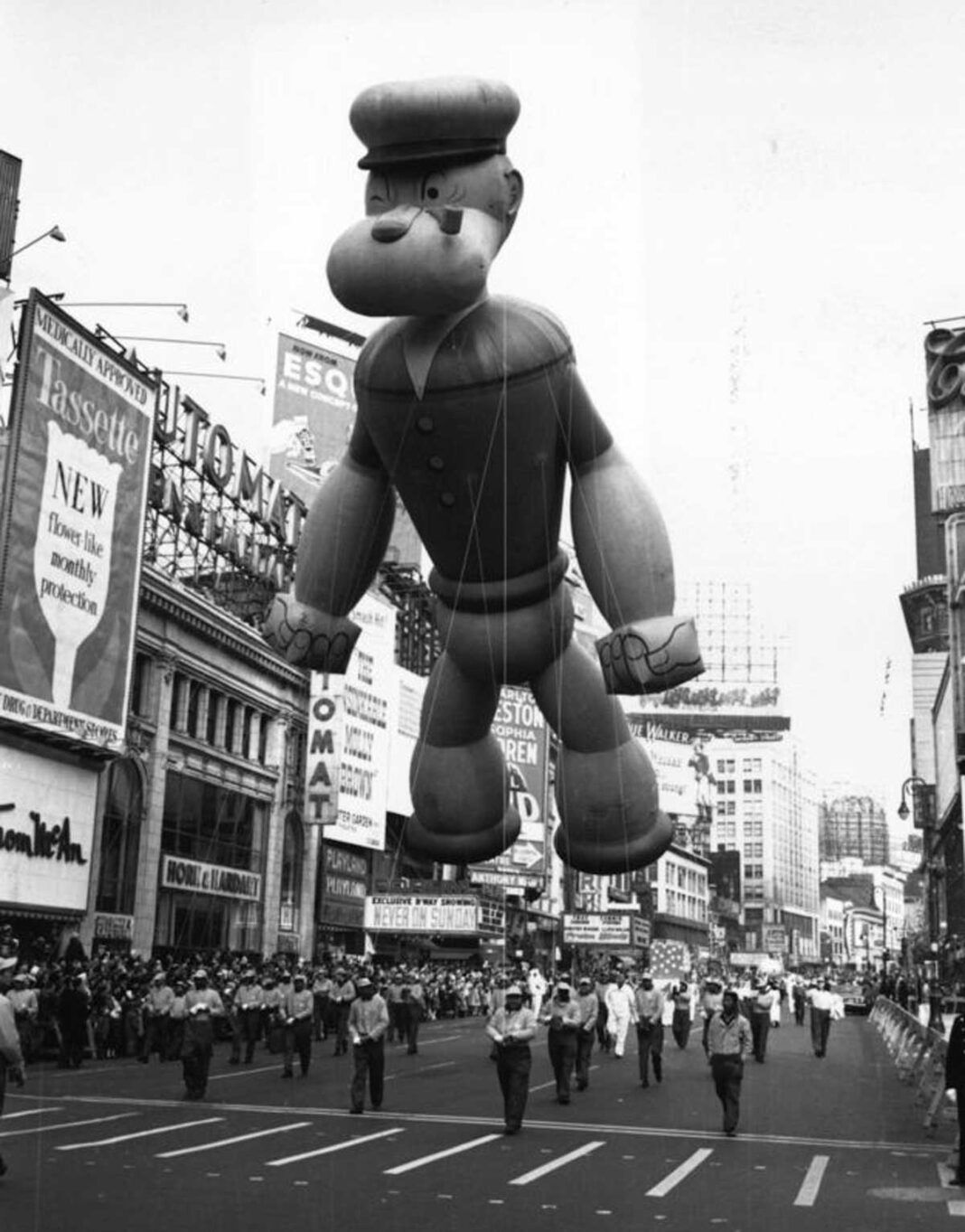 12 Hilarious Macy’s Thanksgiving Day Parade Fails and Goofs