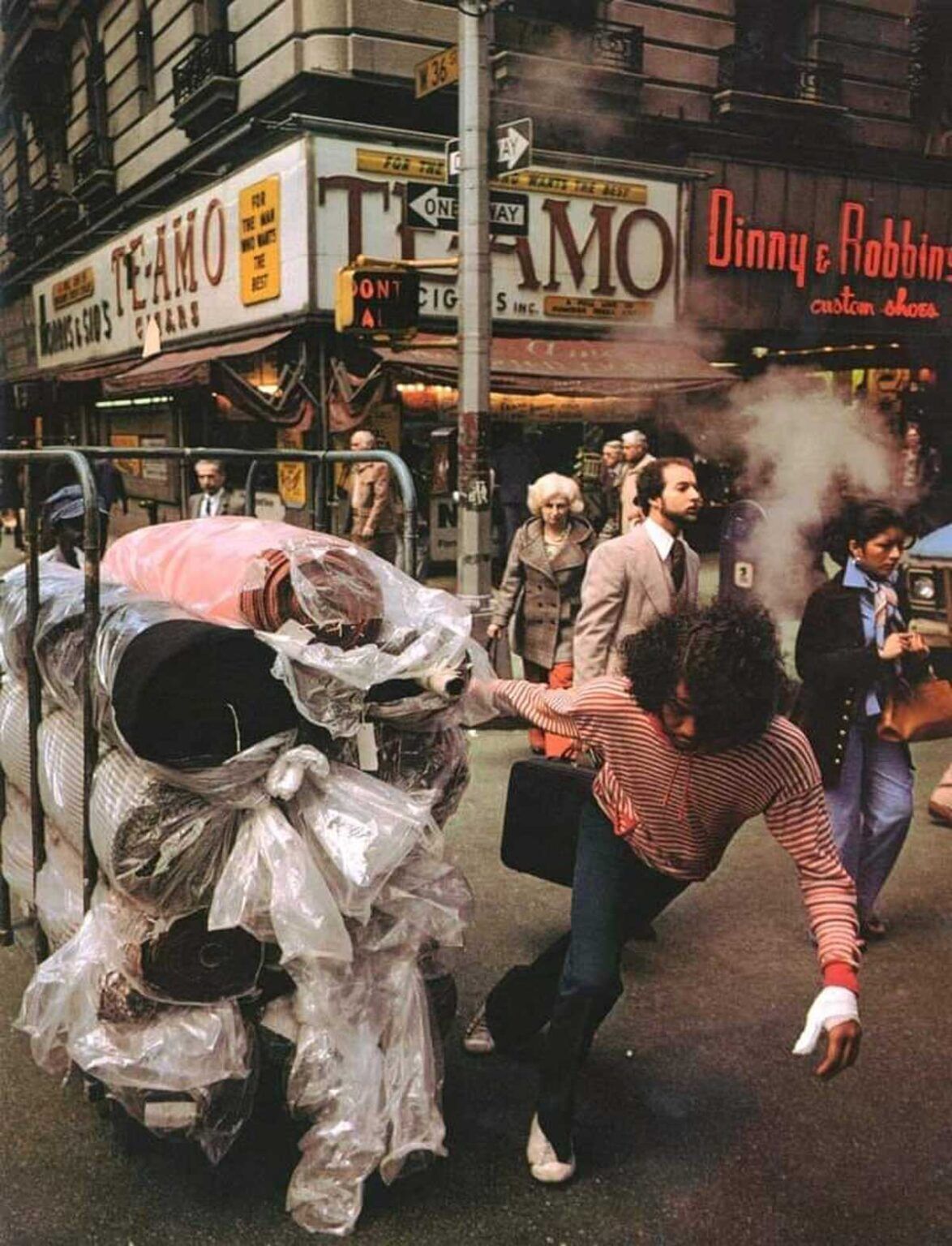 35 Candid Photos of the Early 70s That Show Everyday Life